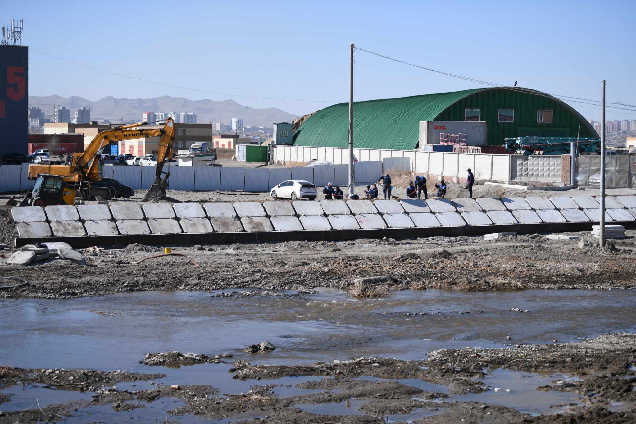 Зөвшөөрөлгүй гүүрийг буулгаж 180 метр үерийн хамгаалалтын даланг шинээр барьж байна Mnews Mn