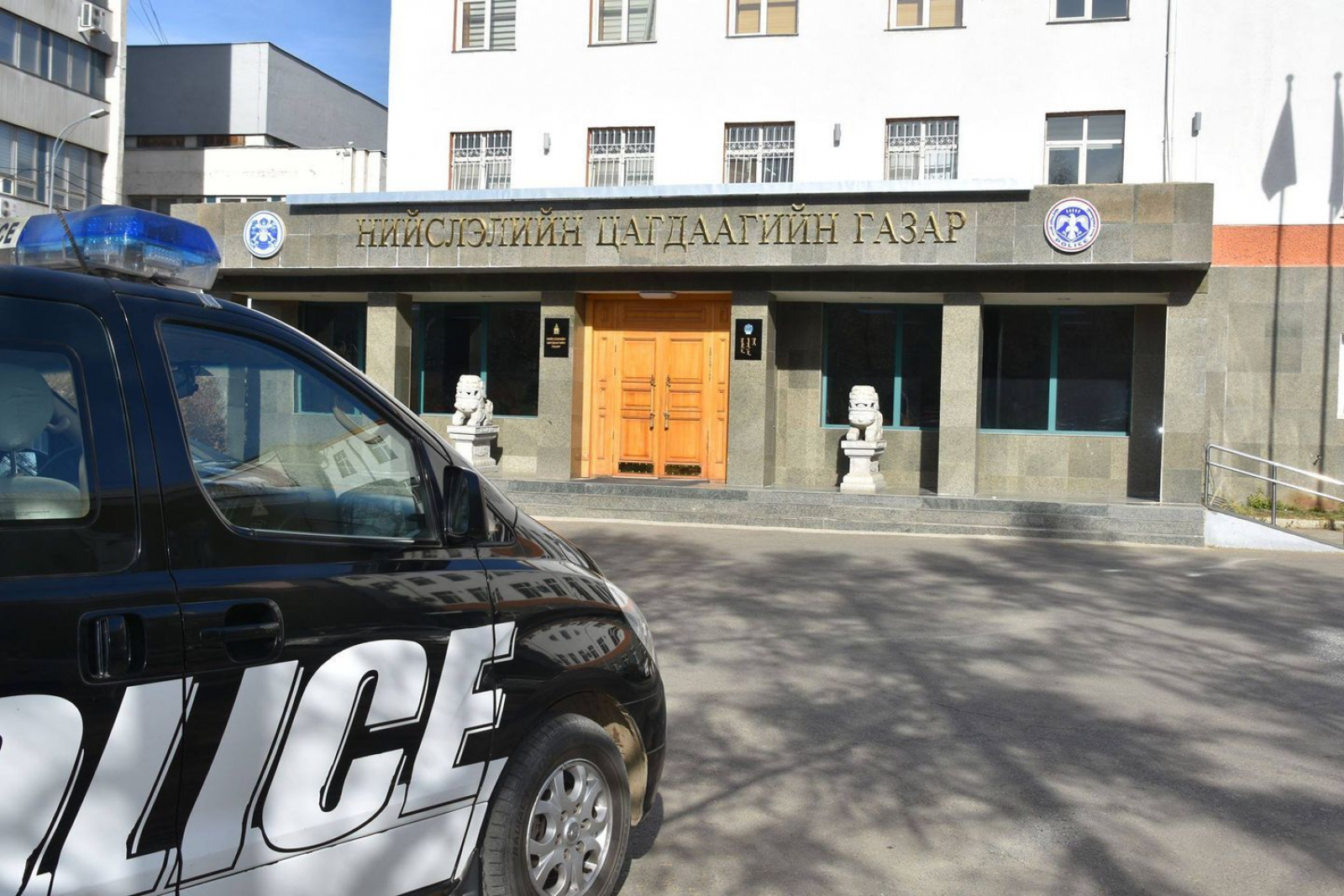 Бага насны хүүхдийг “ГАР УТСААРАА ЯРИУЛААЧ“ гэж хуурч орц руу оруулан дээрэмдэж шатнаас гавлаж